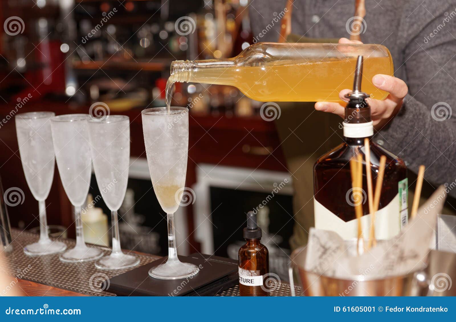 Barman Nalewa Trunek W Szkle Obraz Stock - Obraz złożonej z pracownik ...