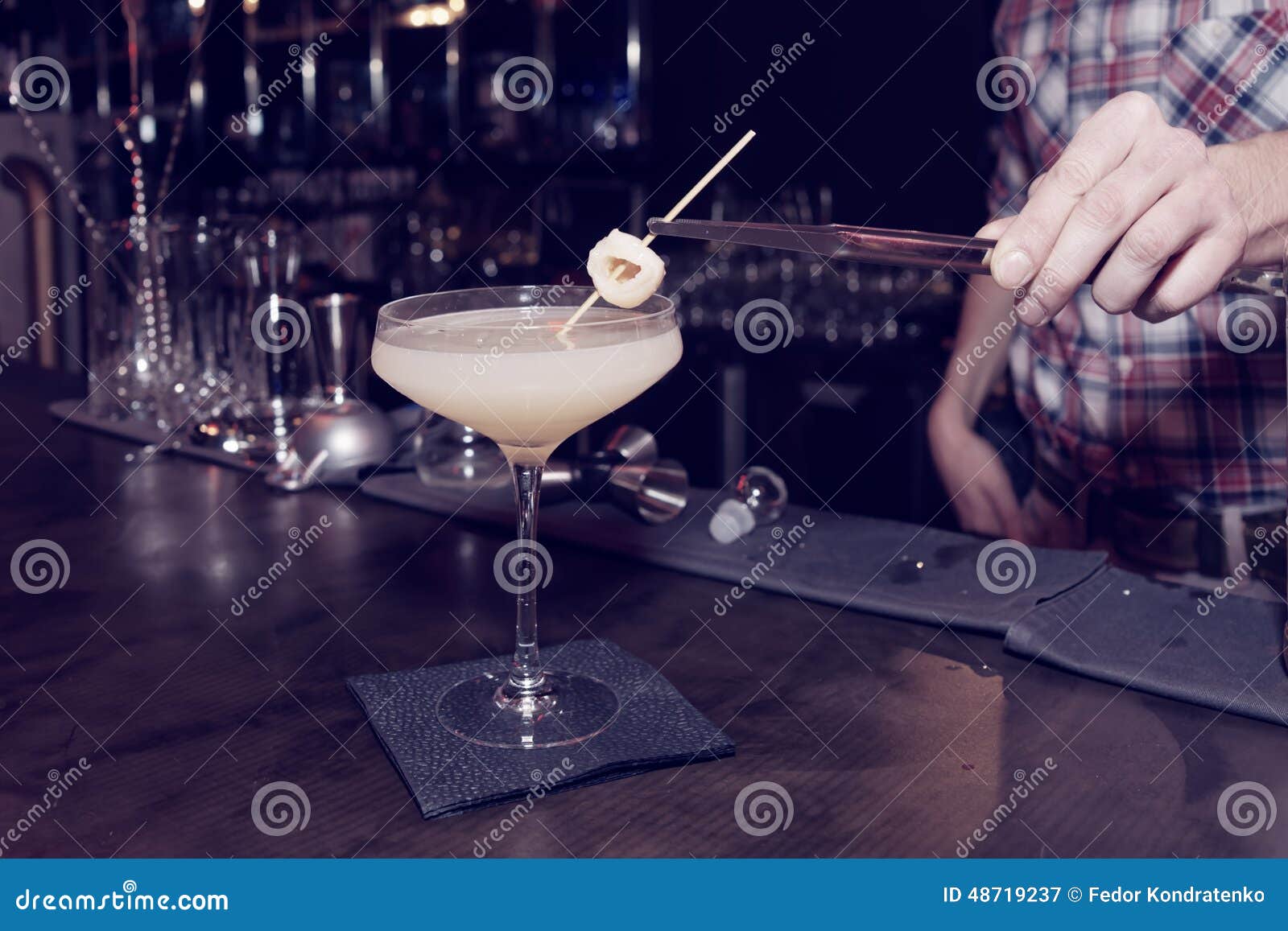 Barmixer Macht Ein Cocktail Mit Leechee Stockbild - Bild von ...