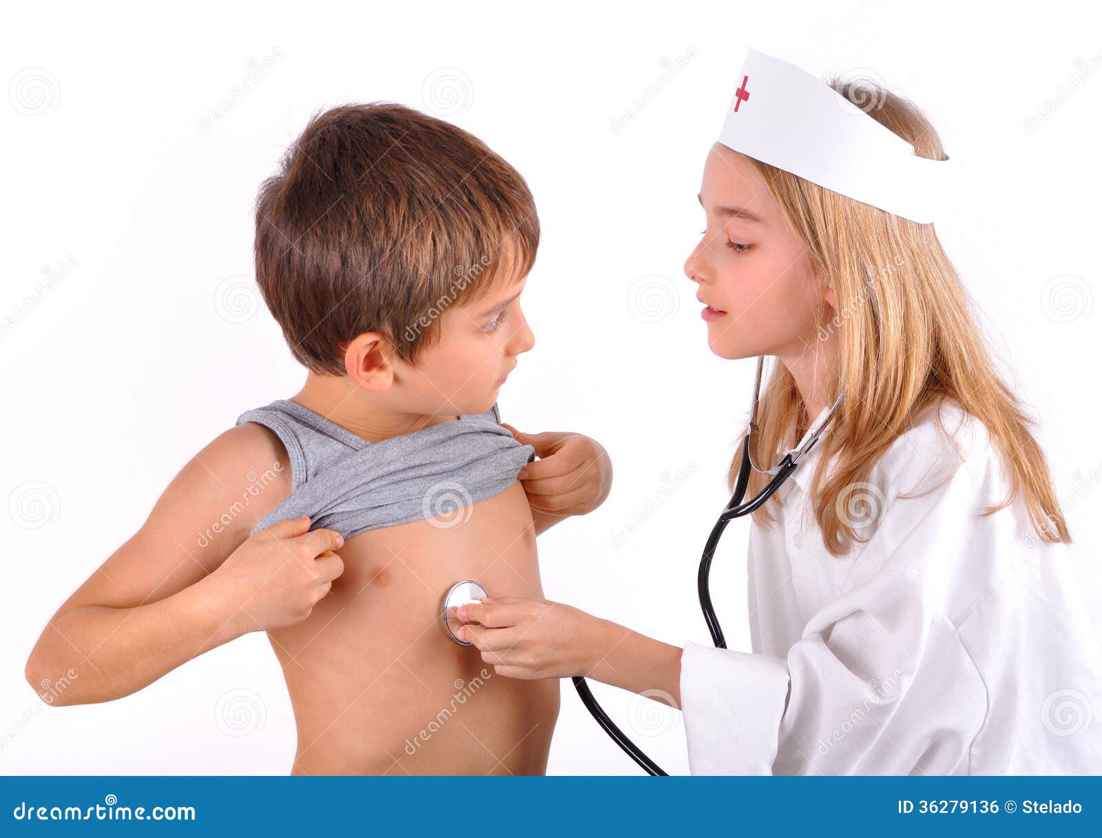 Barn-broder Och Syster Som Spelar Doktorn Arkivfoto - Bild av ...