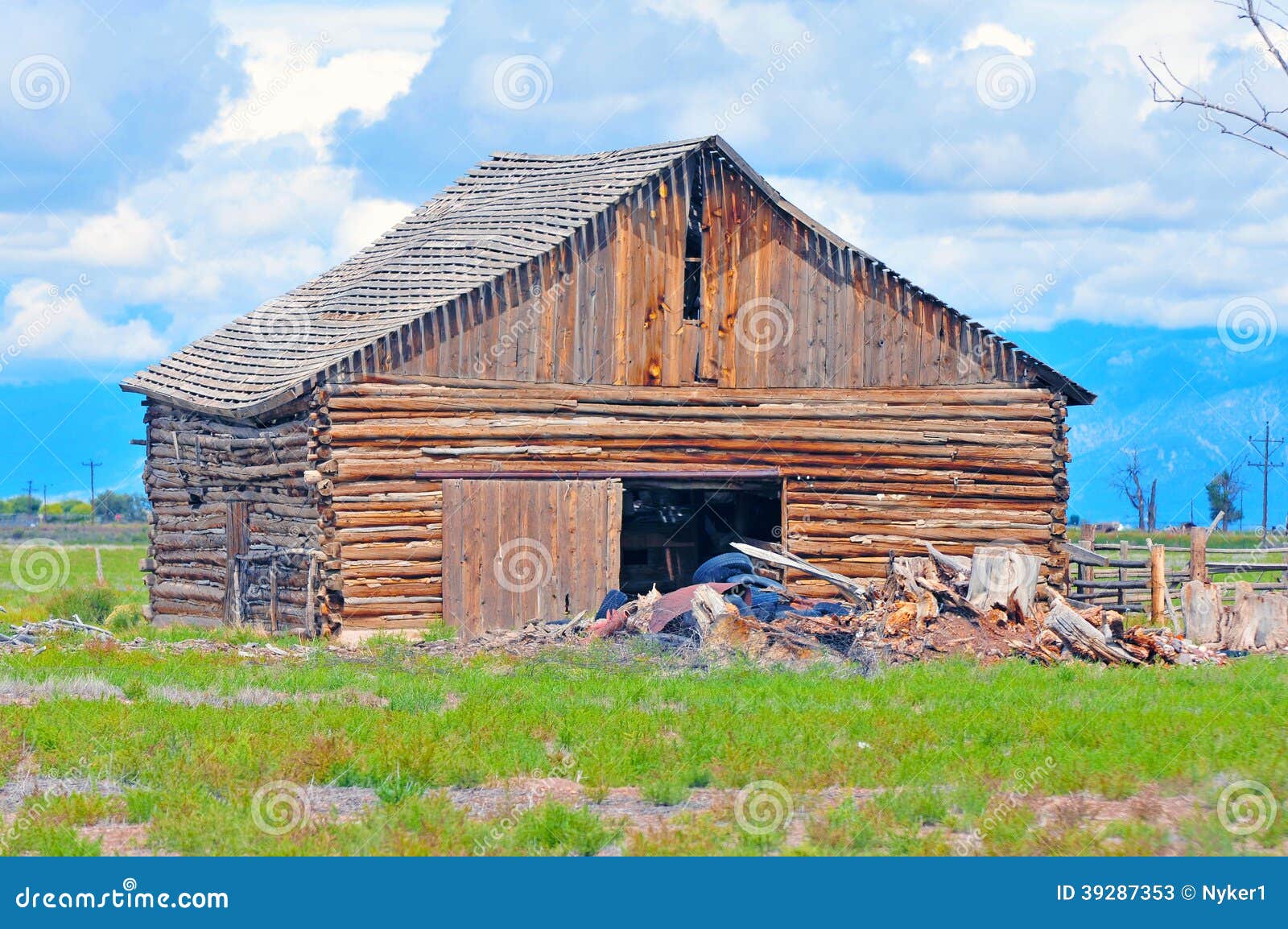Barn / Cabin on American Farmland Stock Image - Image of breadbasket ...