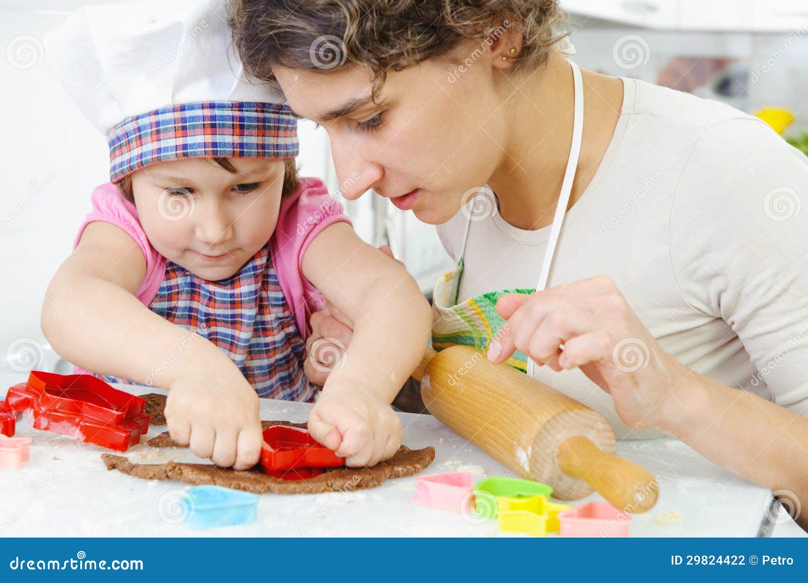 Fostra Med Dotterdanandekakor Arkivfoto - Bild av kokkonst, datalista ...