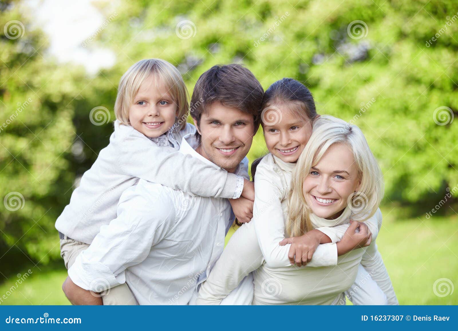 Barn För Barnfamiljer Utomhus Royaltyfri Fotografi - Bild: 16237307