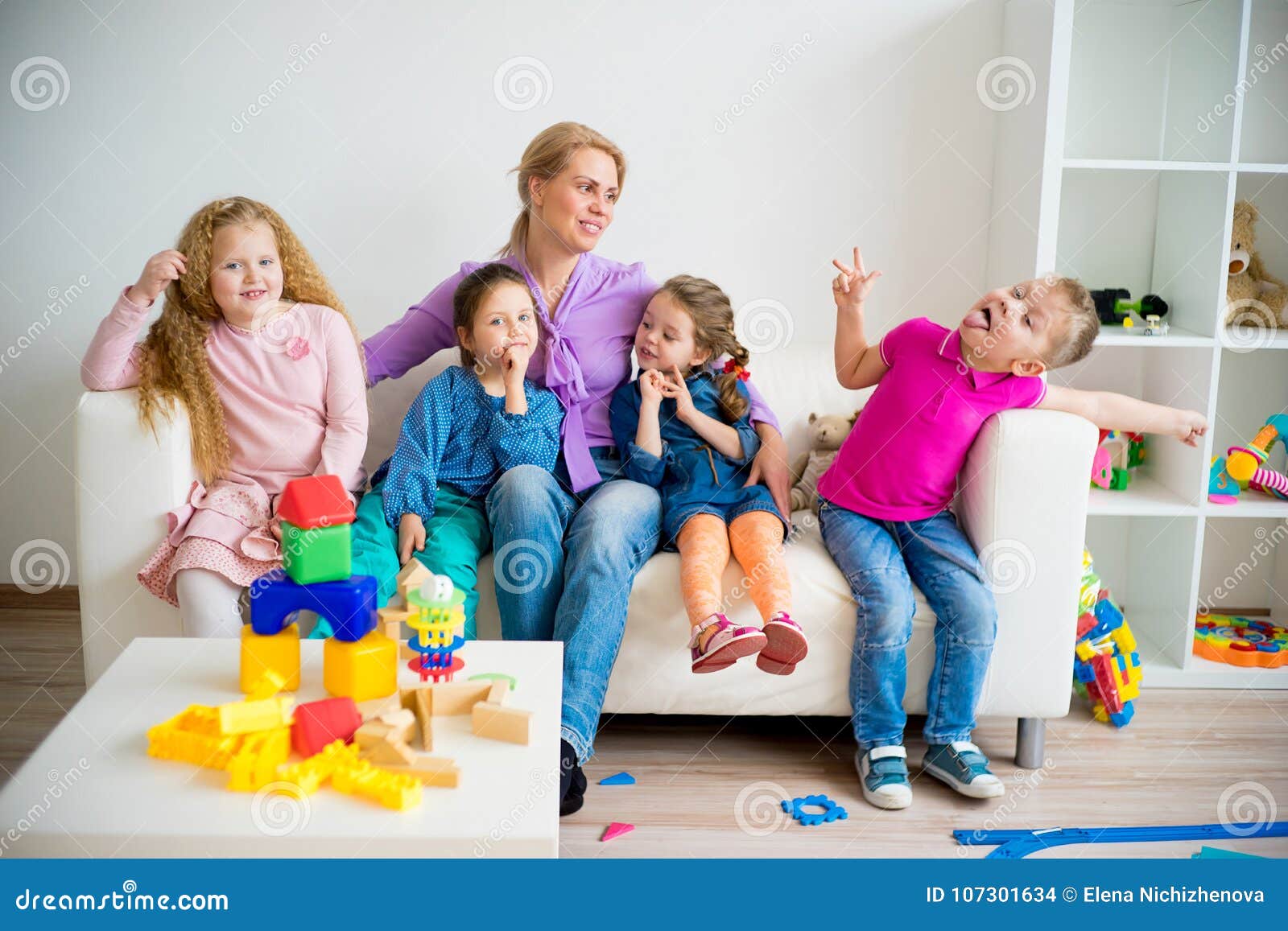 Barn i dagis arkivfoto. Bild av färgrikt, barn, barndom - 107301634