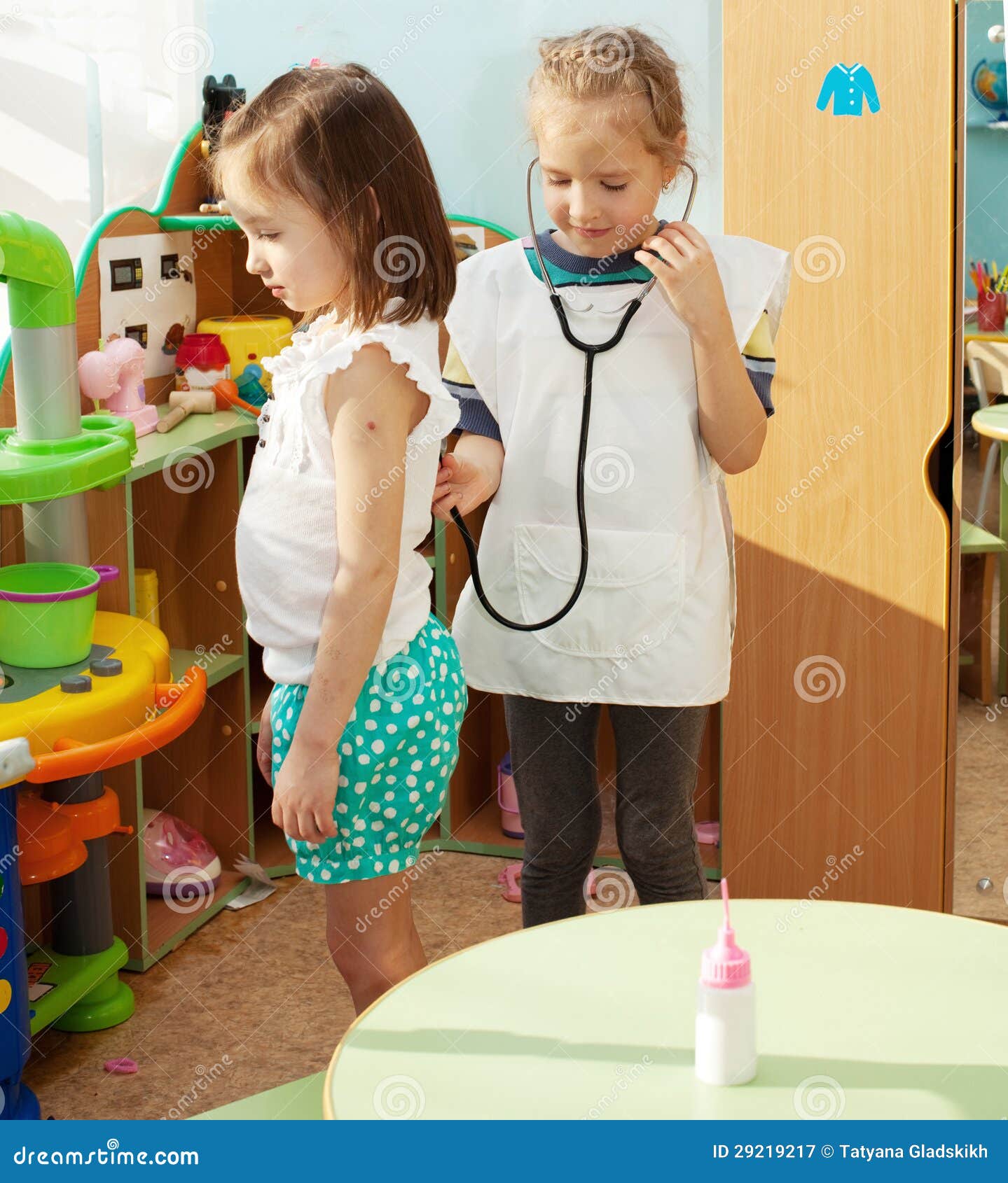 Barn i dagis fotografering för bildbyråer. Bild av doktor - 29219217