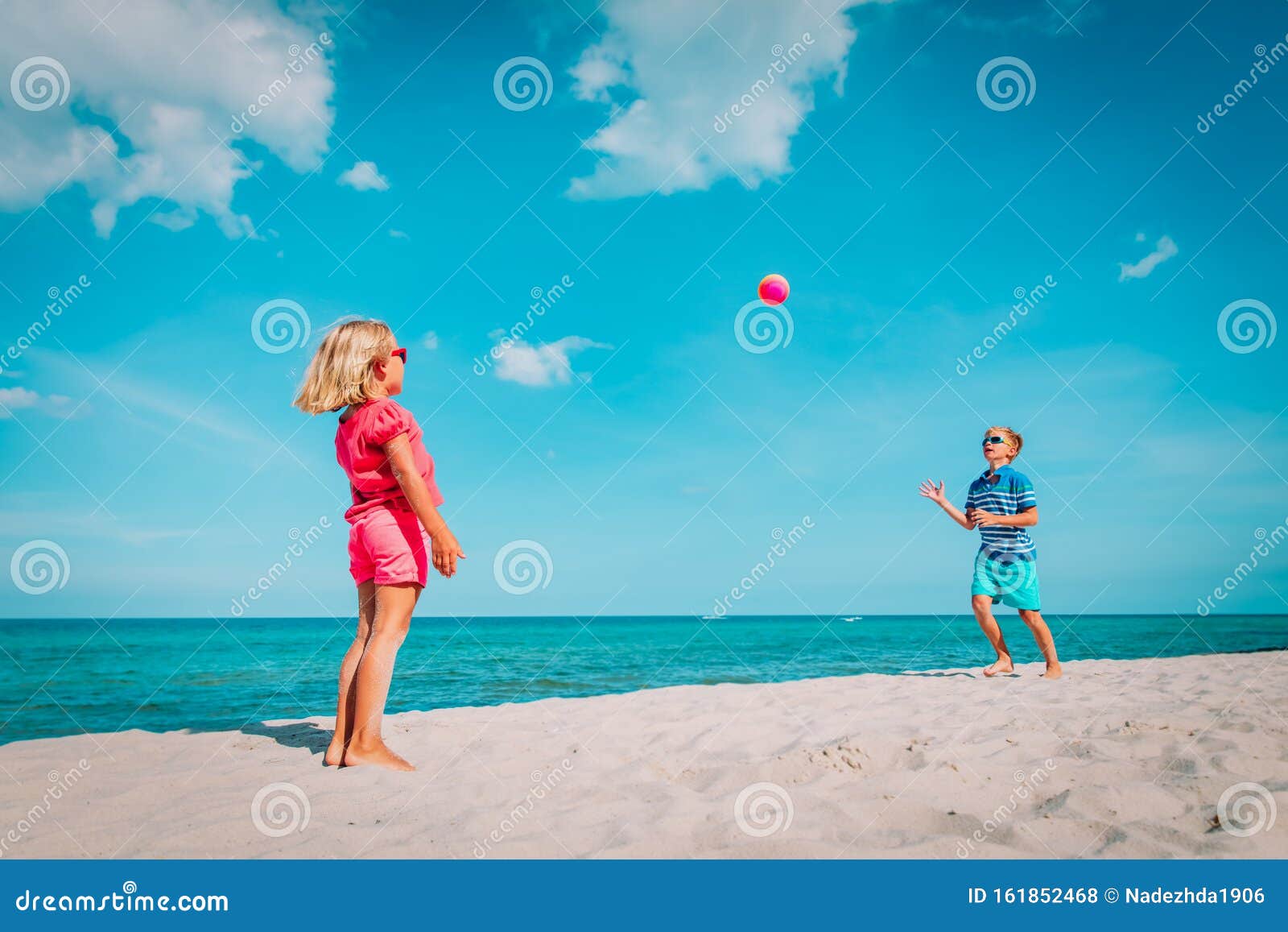 Barn Leker Med Boll På Strand Pojkar Och Flickor Har Kul Till Havs