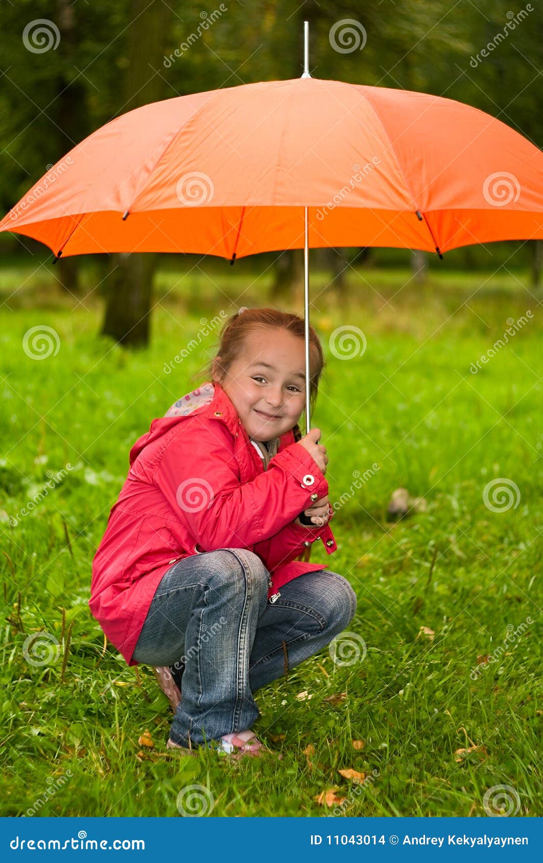 Barn Little Orange Paraply Under Arkivfoto - Bild av härlig, gulligt ...