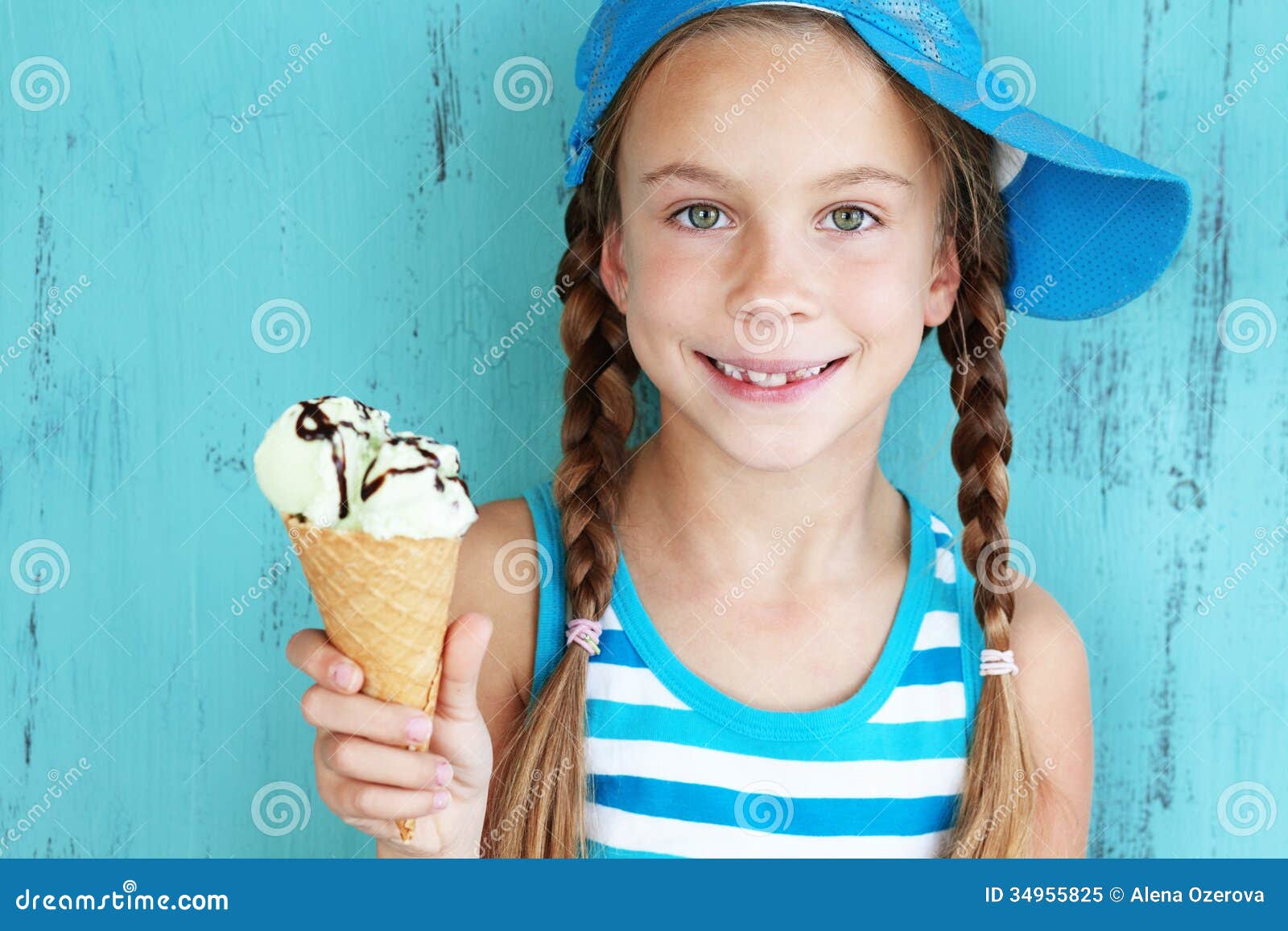 Barn med glass fotografering för bildbyråer. Bild av unge - 34955825