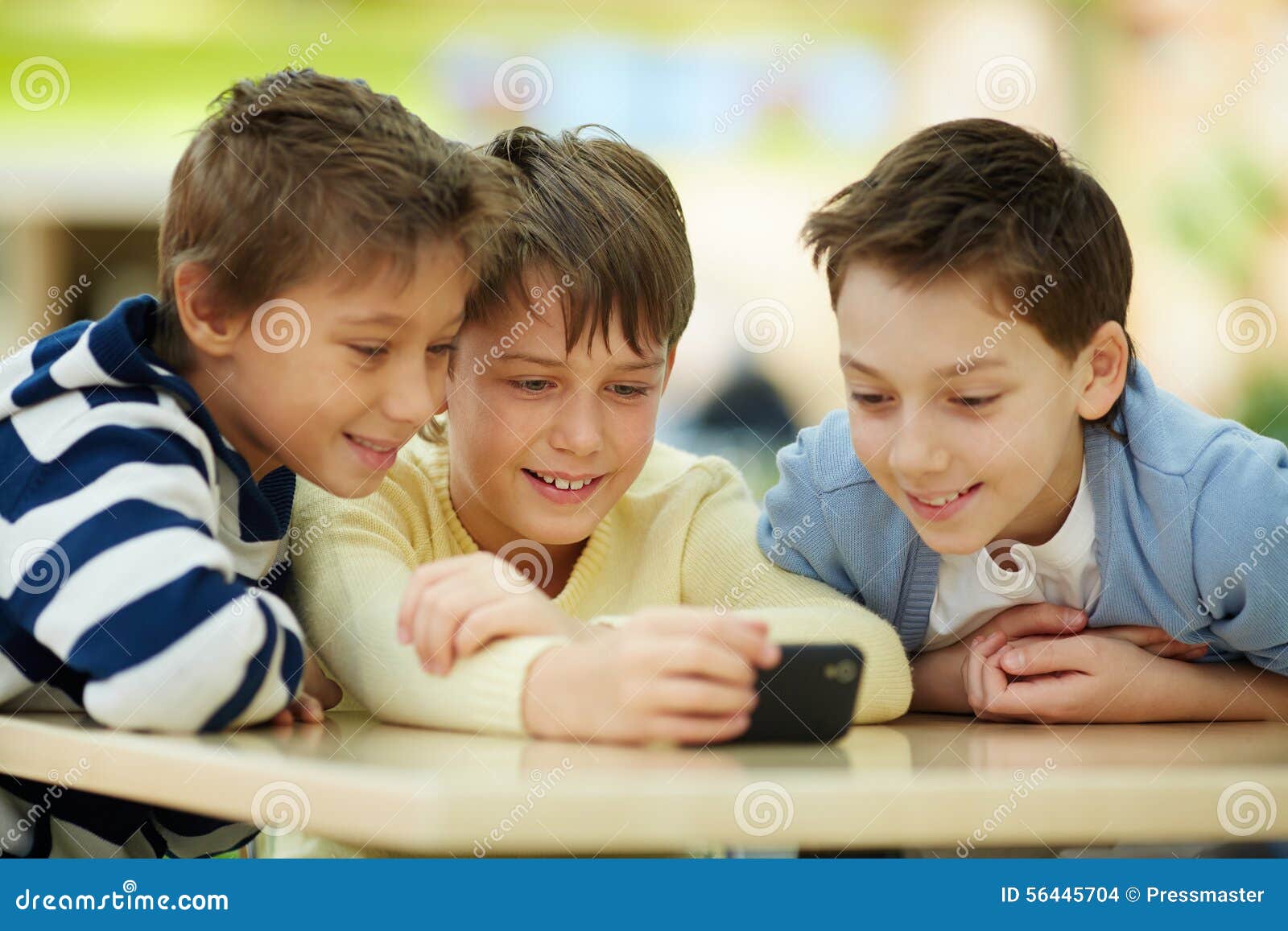 Barn med smartphonen arkivfoto. Bild av gulligt, pojke - 56445704