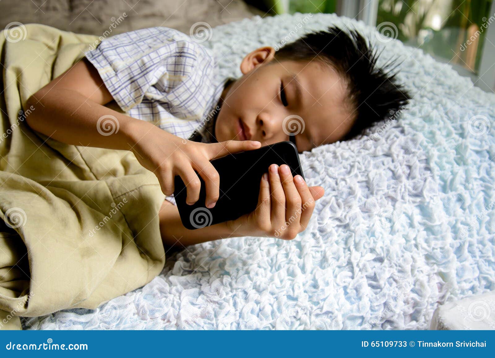 Barn och mobiltelefon fotografering för bildbyråer. Bild av beroende ...