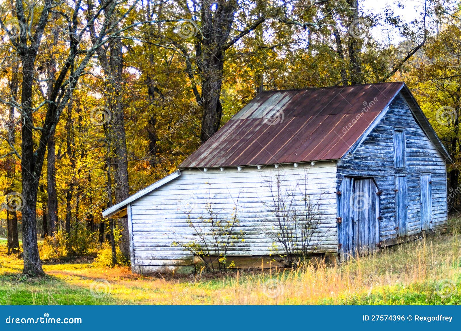 Barn on the Side of the Road Stock Photo - Image of nature, white: 27574396