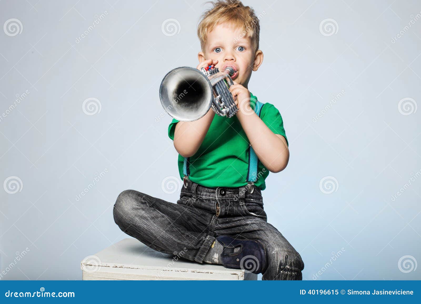 Barn som blåser trumpeten fotografering för bildbyråer. Bild av ...