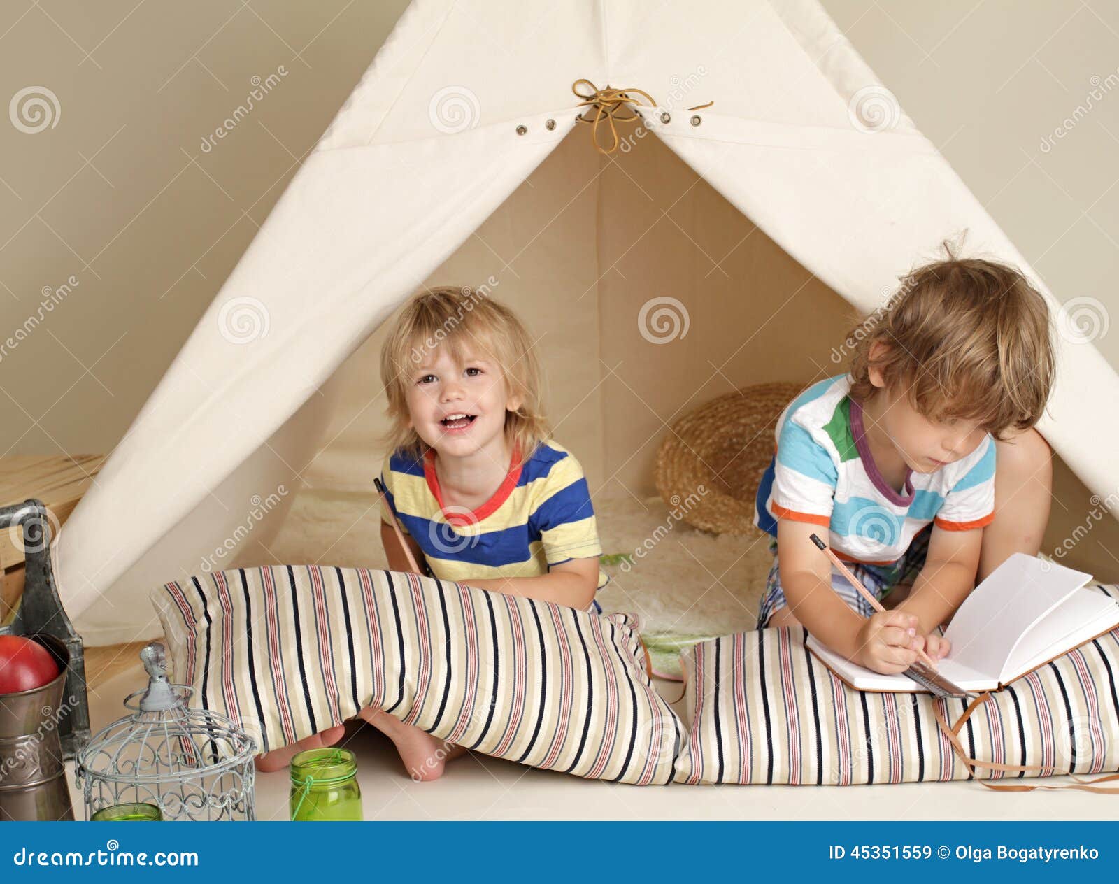 Barn Som Hemma Spelar Inomhus Med Ett Tipitält Fotografering för ...