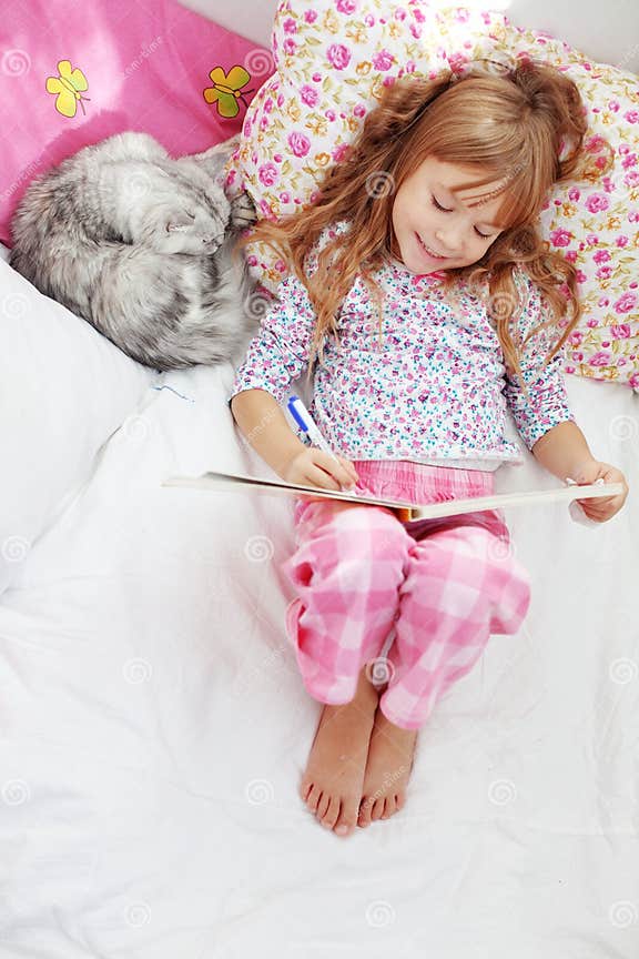 Barn som hemma vilar arkivfoto. Bild av spädbarn, inomhus - 16761118