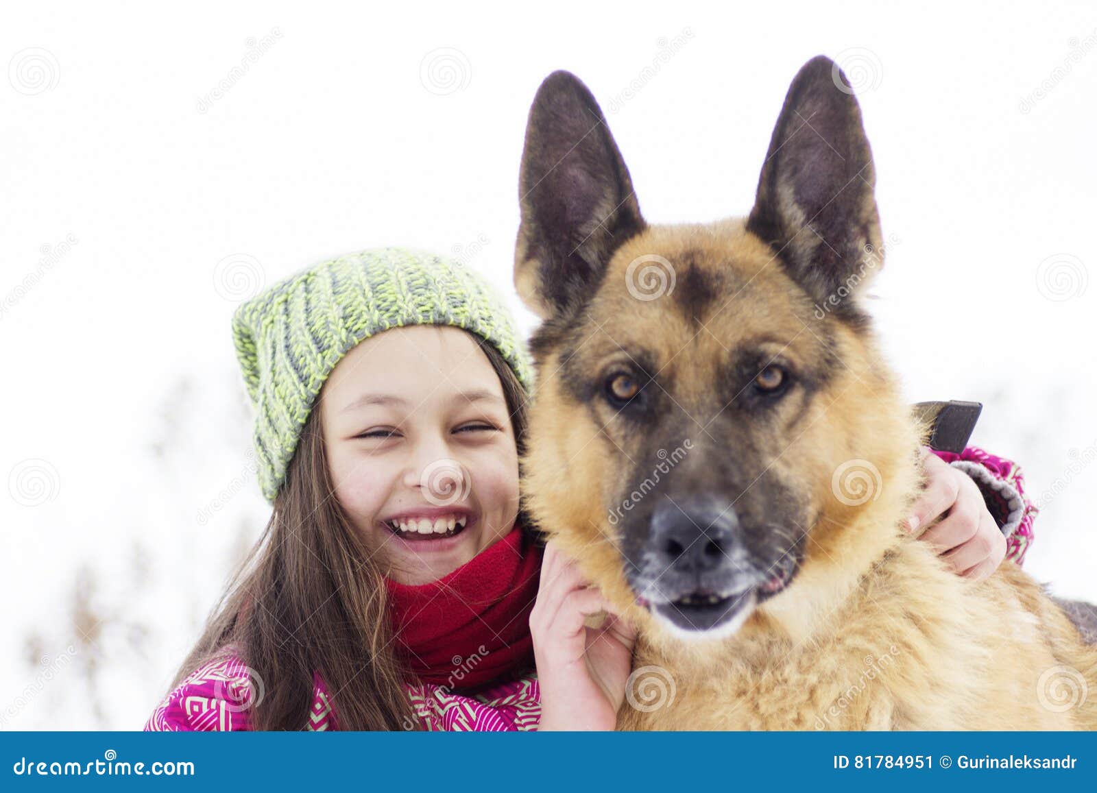 Barn som kramar en hund fotografering för bildbyråer. Bild av lycka ...