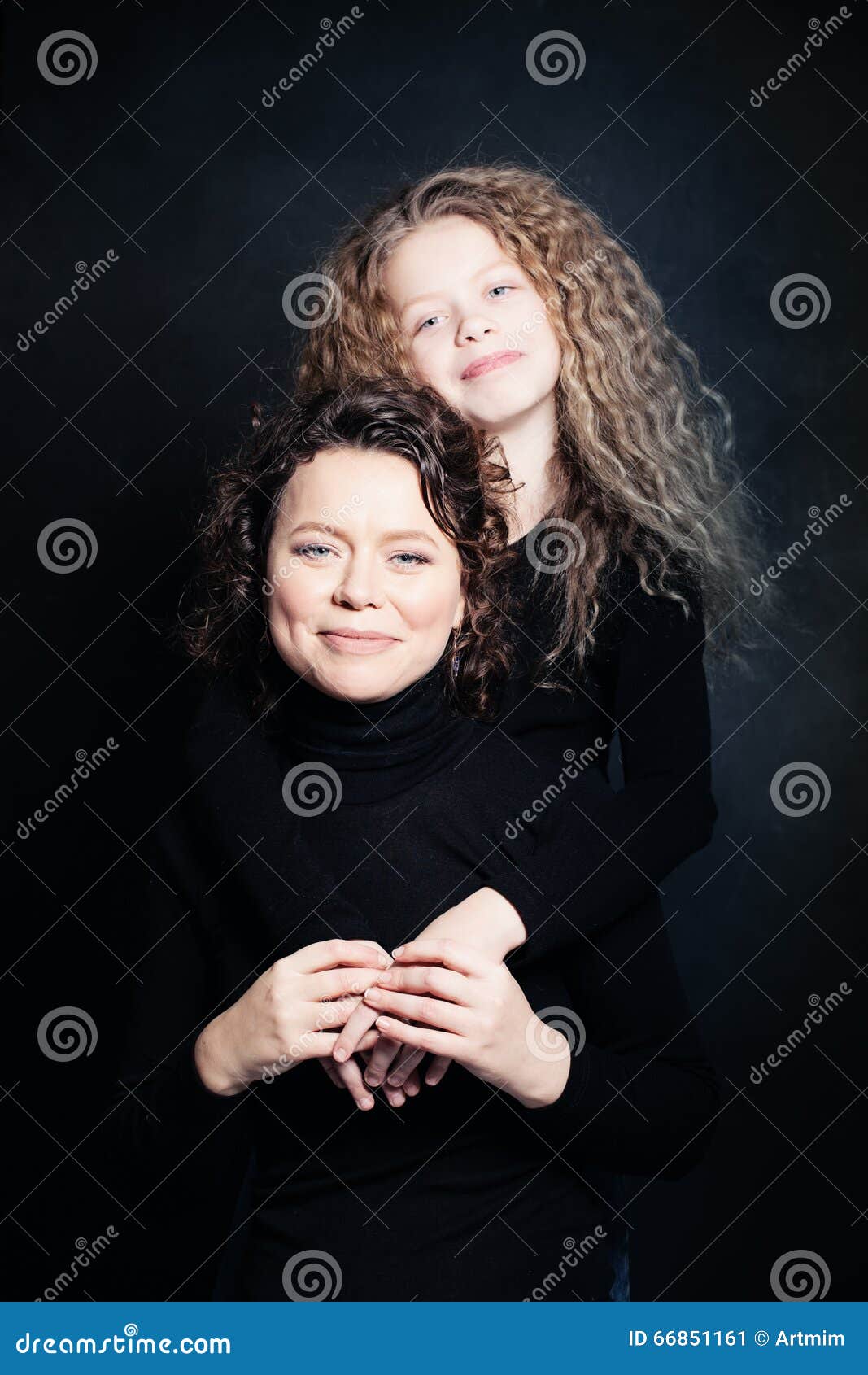 Barn som kramar modern fotografering för bildbyråer. Bild av omfamna ...