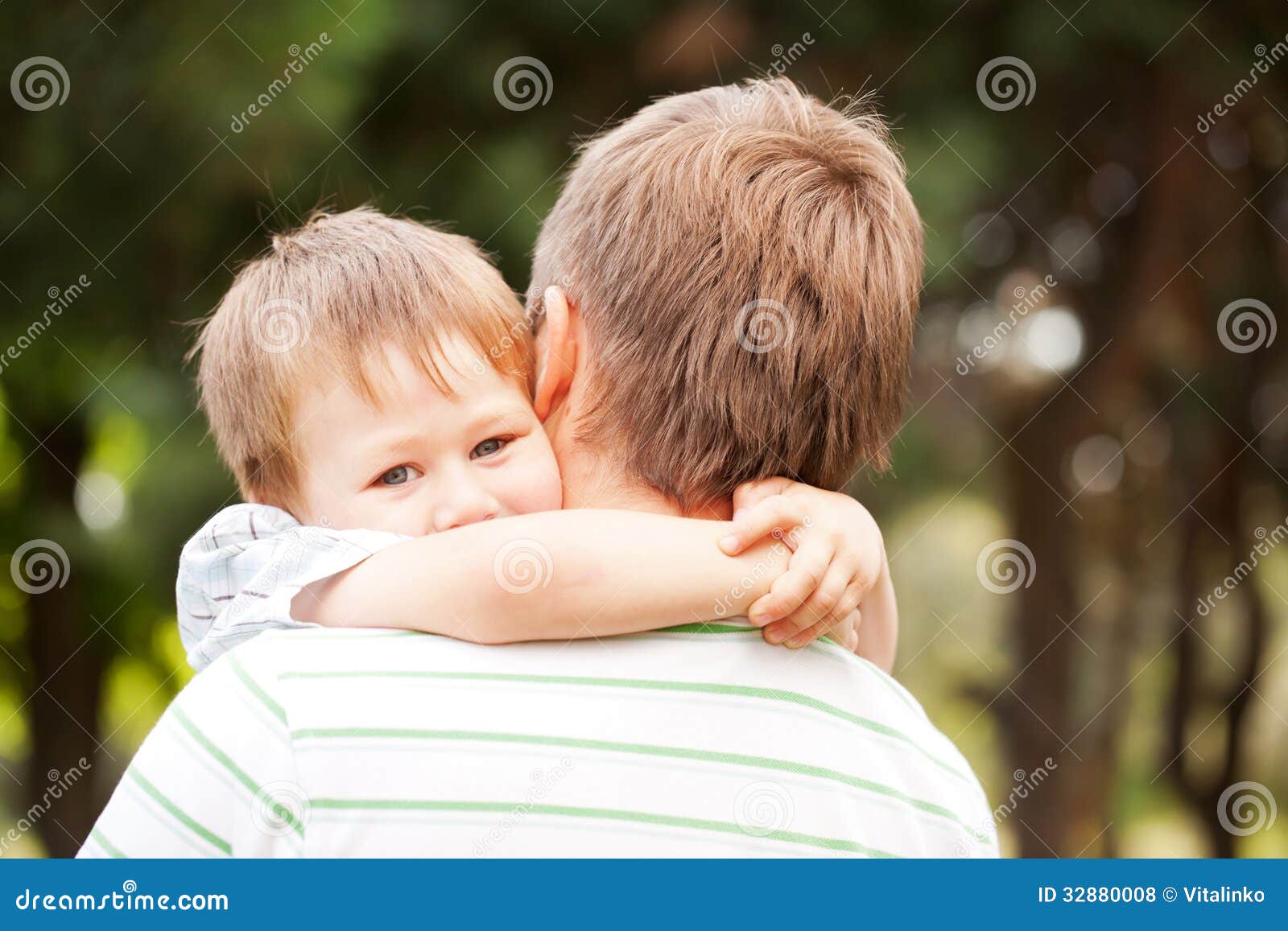 Barn som kramar pappa. arkivfoto. Bild av meningar, pappa - 32880008