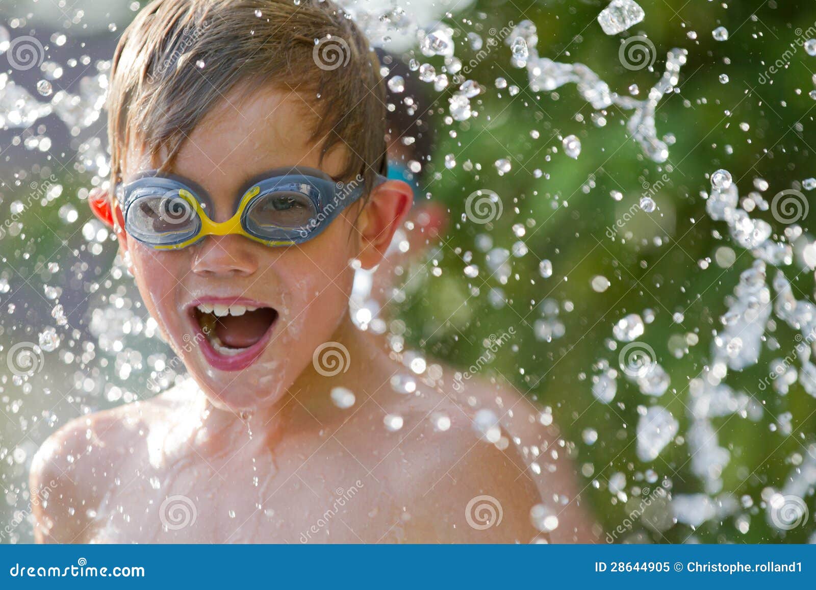 Barn som leker i bevattna fotografering för bildbyråer. Bild av ekologi ...