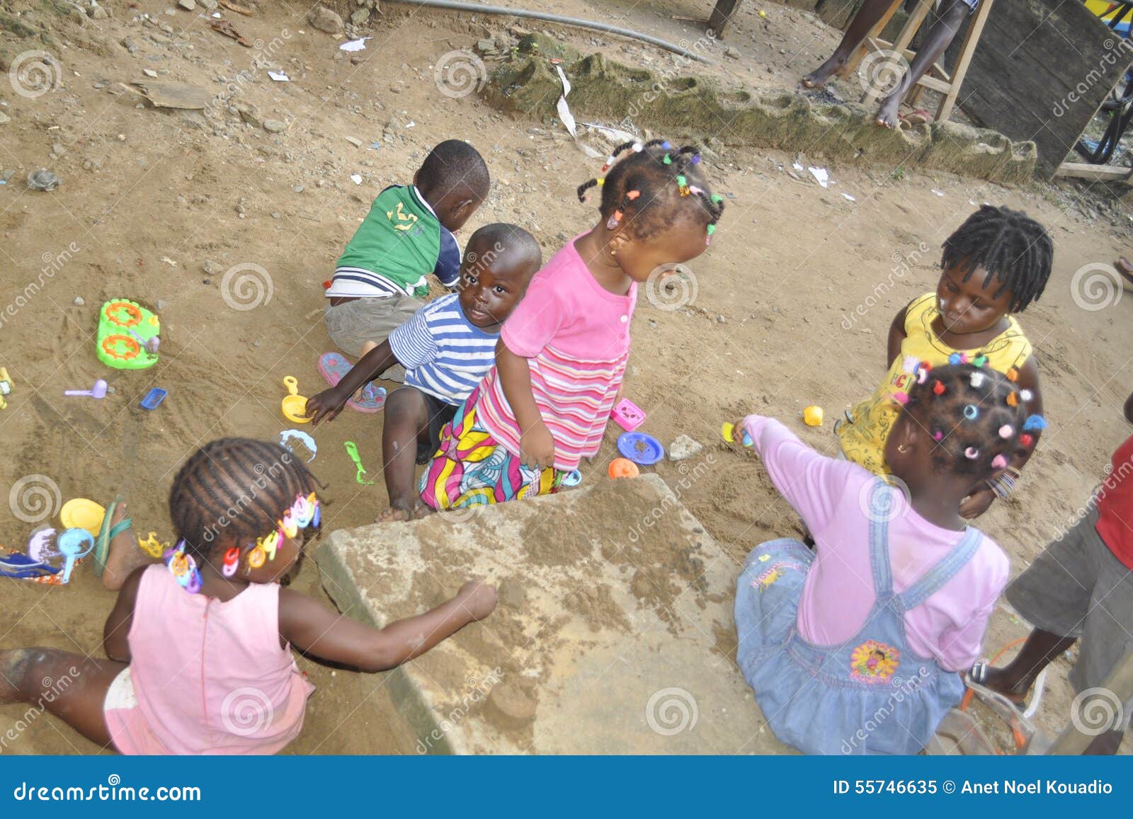 Barn som leker sanden redaktionell foto. Bild av sand - 55746635