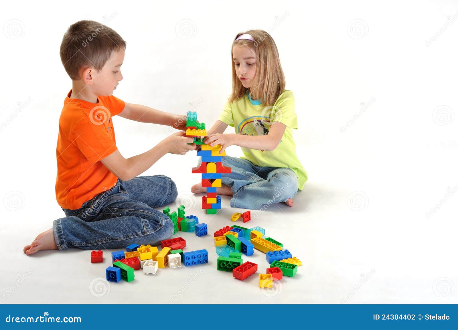 Barn som leker två arkivfoto. Bild av frihet, barndom - 24304402