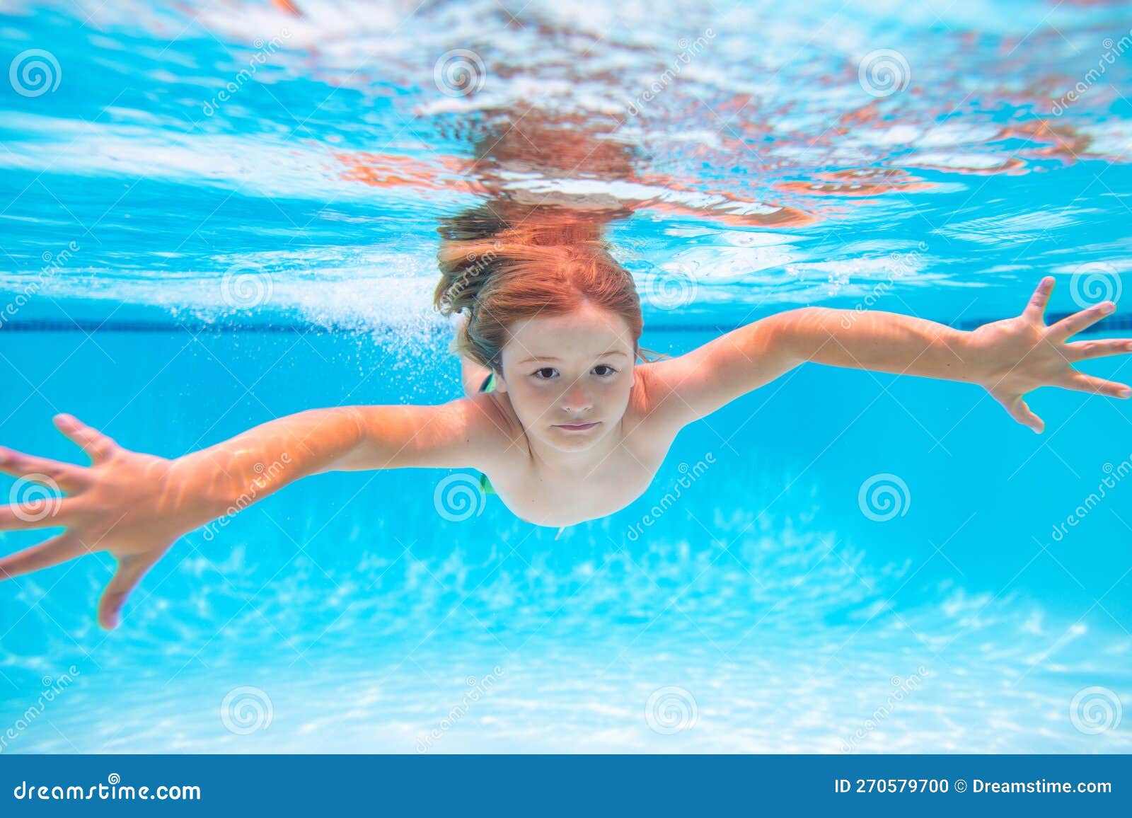 Barn Som Simmar I Poolen Under Vatten. Barn Simmar Under Vatten Till ...