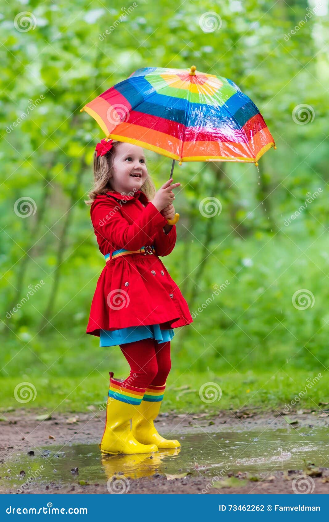 Barn som spelar i regnet arkivfoto. Bild av stövlar, förskoleare - 73462262
