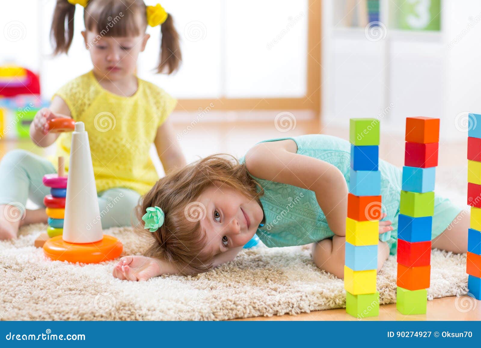 Barn Som Spelar Med Leksaker I Dagis Fotografering för Bildbyråer ...