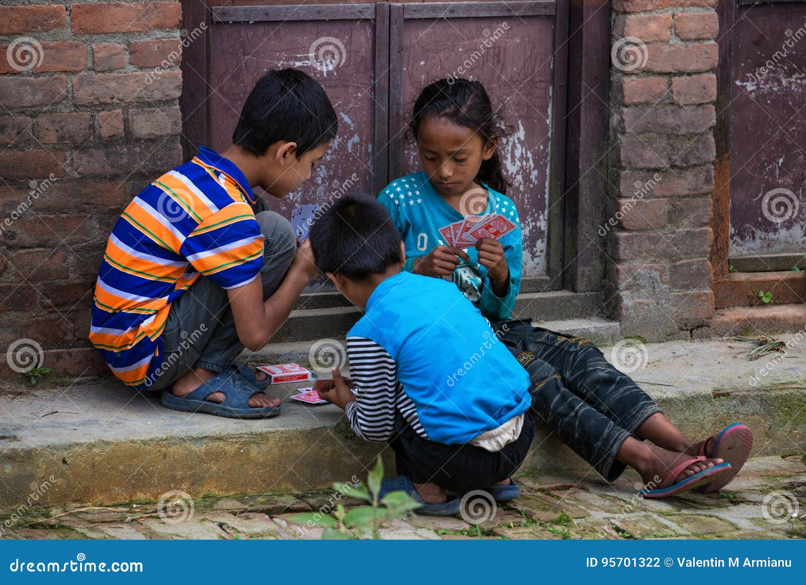 Barn som spelar Nepal redaktionell arkivbild. Bild av kort - 95701322