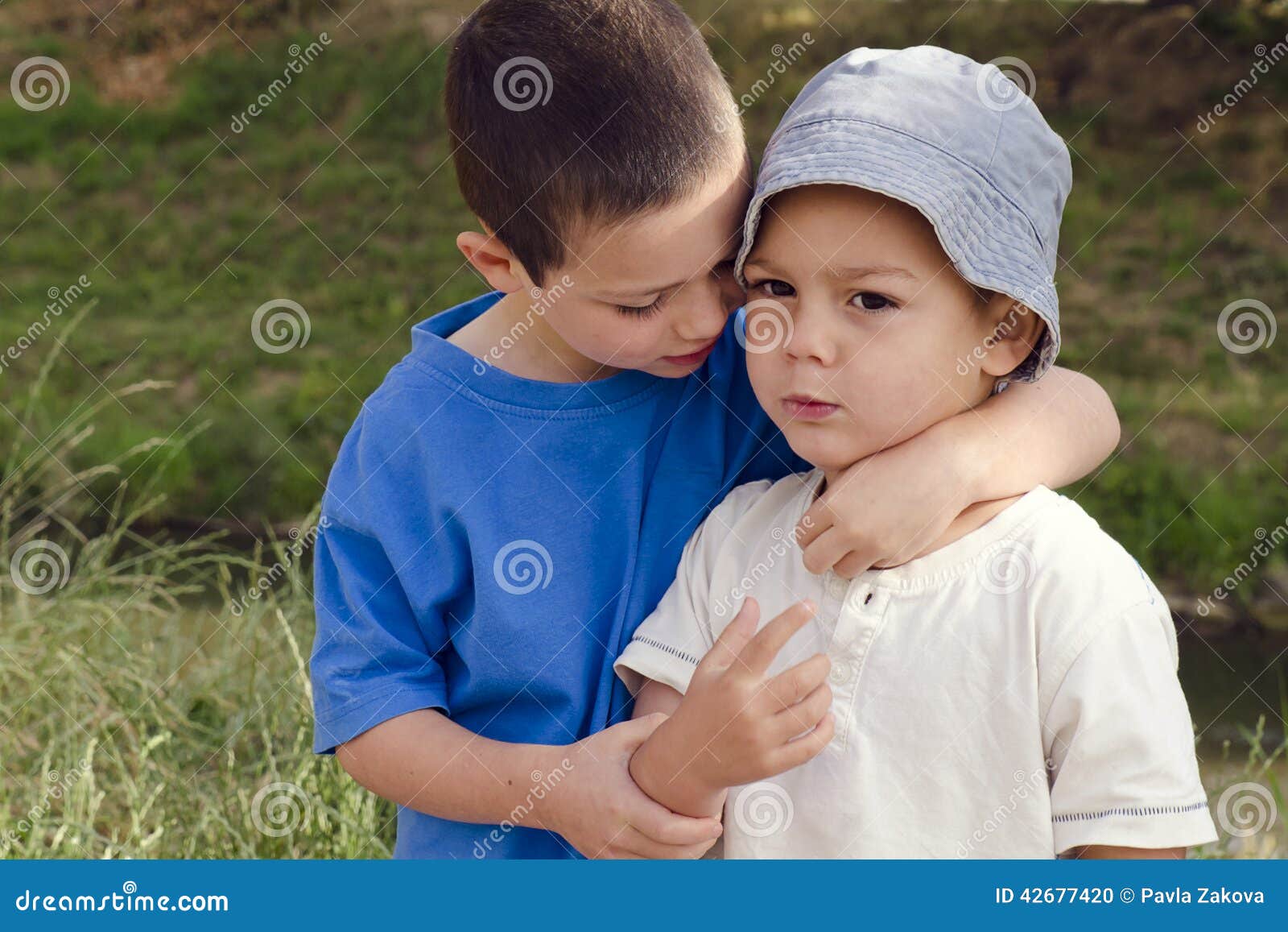 Barn som spelar och kramar arkivfoto. Bild av kaukasisk - 42677420