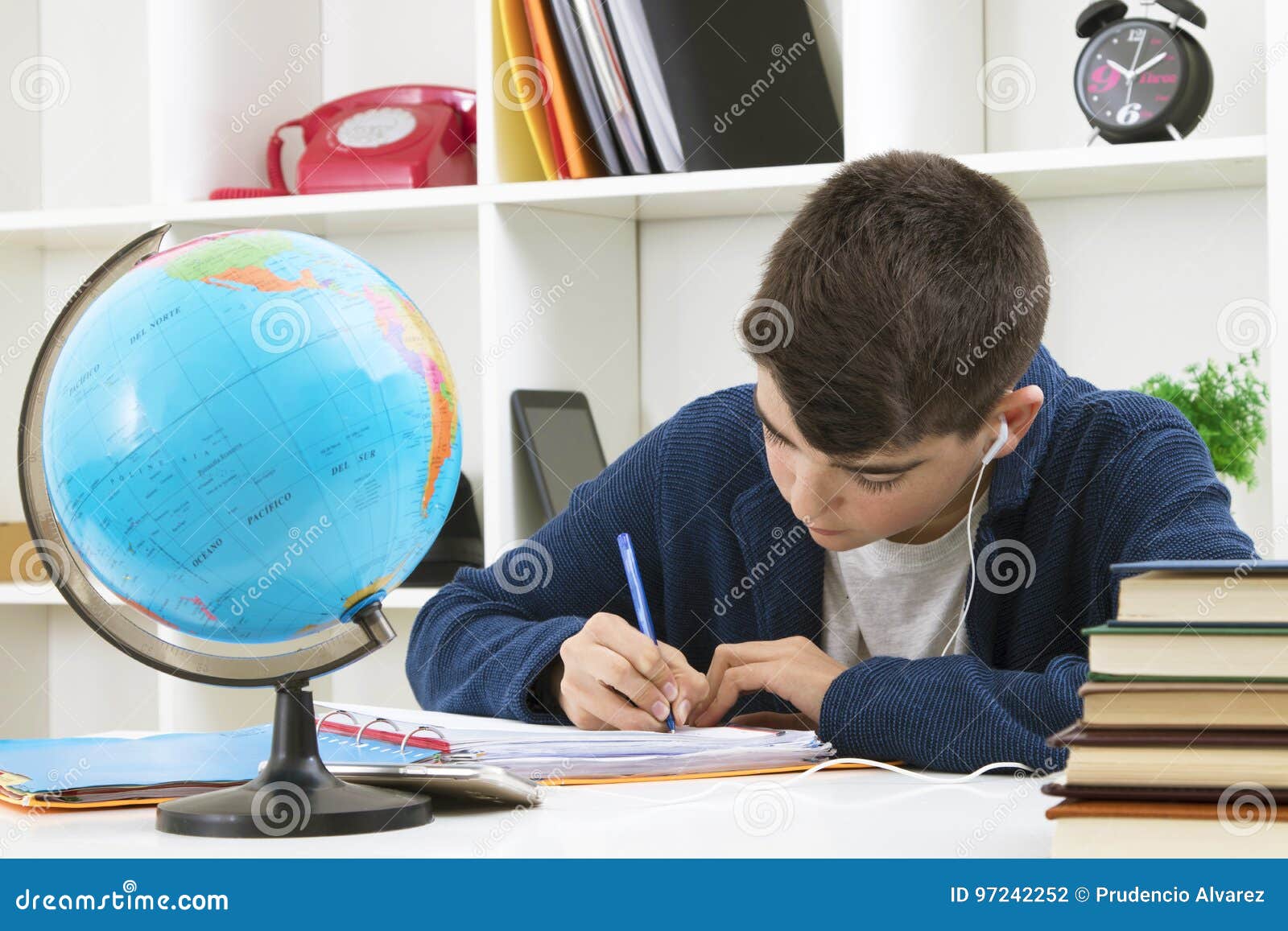 Barn Som Studerar Och Skriver Arkivfoto - Bild av begrepp, högskola ...