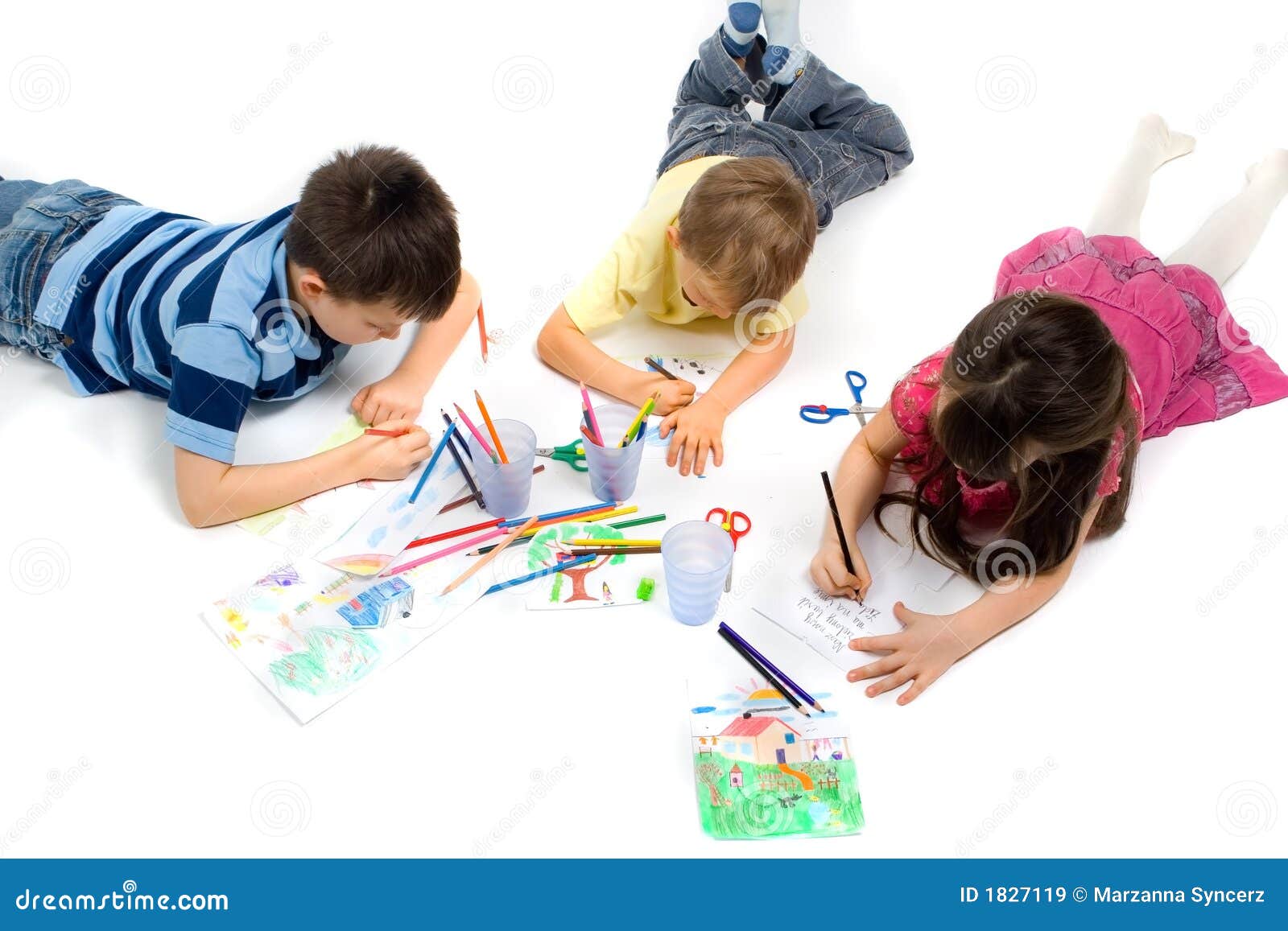 Barn som tecknar golv tre fotografering för bildbyråer. Bild av kräftor ...