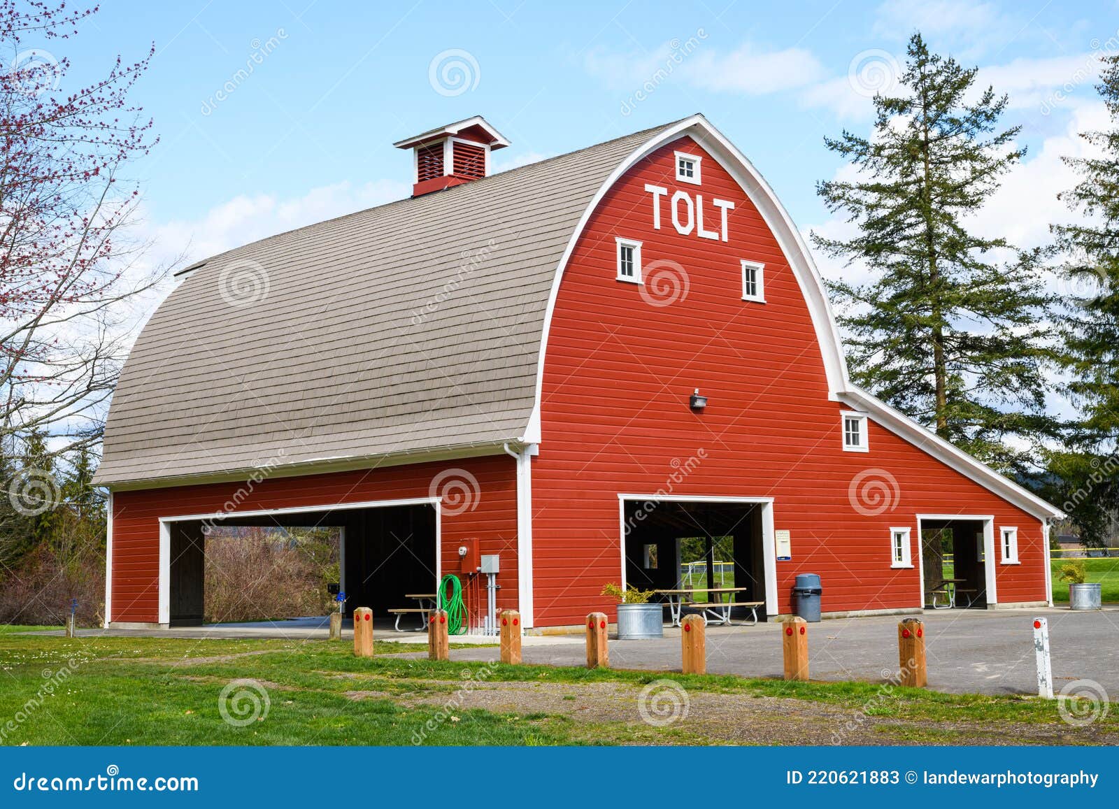 Traditional Red Barn at Tolt McDonald Park in Carnation Editorial Stock ...