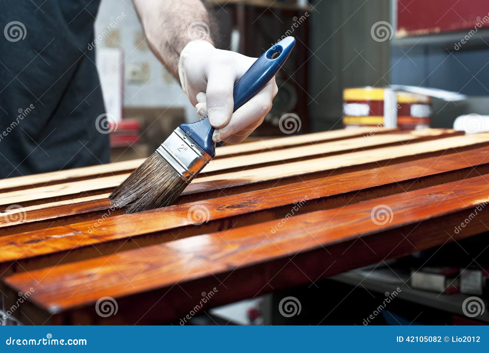 Barnizar a Los Tableros De Madera Foto de archivo - Imagen de apuesto ...