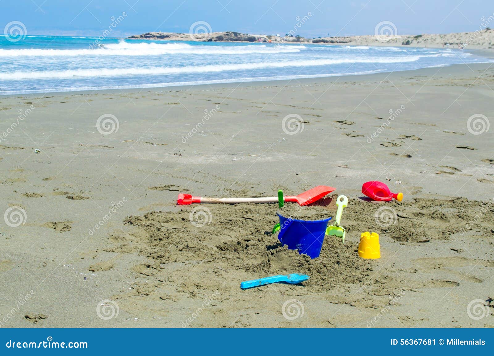 Barns Leksaker Som Lägger På Stranden Fotografering för Bildbyråer ...