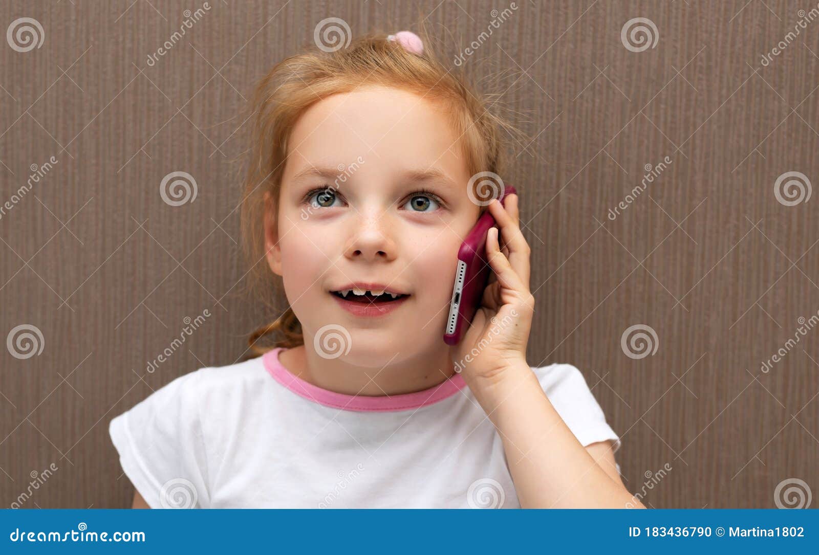 Barntal på smartphone arkivfoto. Bild av barn, apparat - 183436790