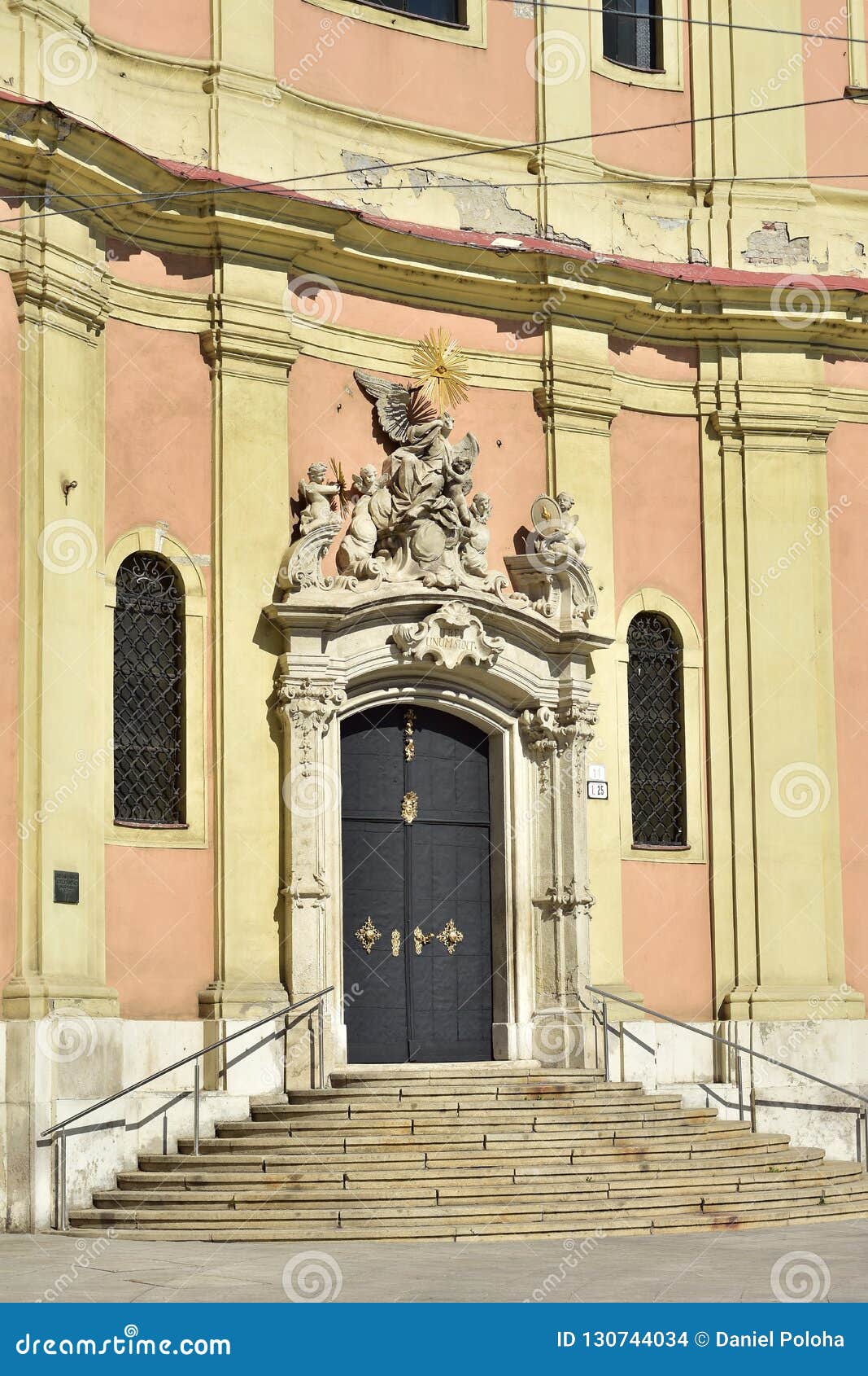 Barocke Kirchenfassade Der Dreiheit Stockfoto - Bild von denkmal ...