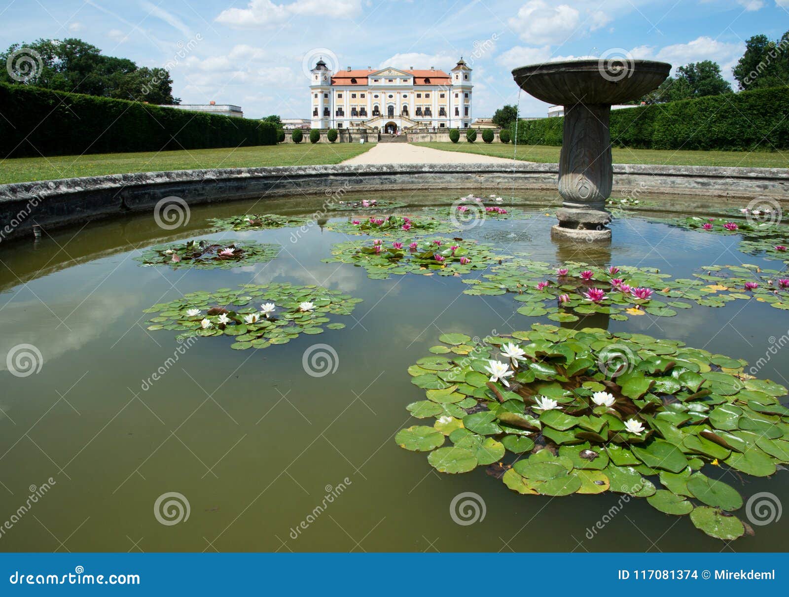Barockes Schloss Milotice, Tschechische Republik, Stockfoto - Bild von ...