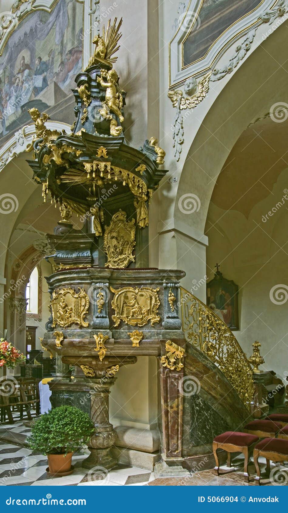 Barokke preekstoel stock foto. Image of katholicisme, standbeeld - 5066904