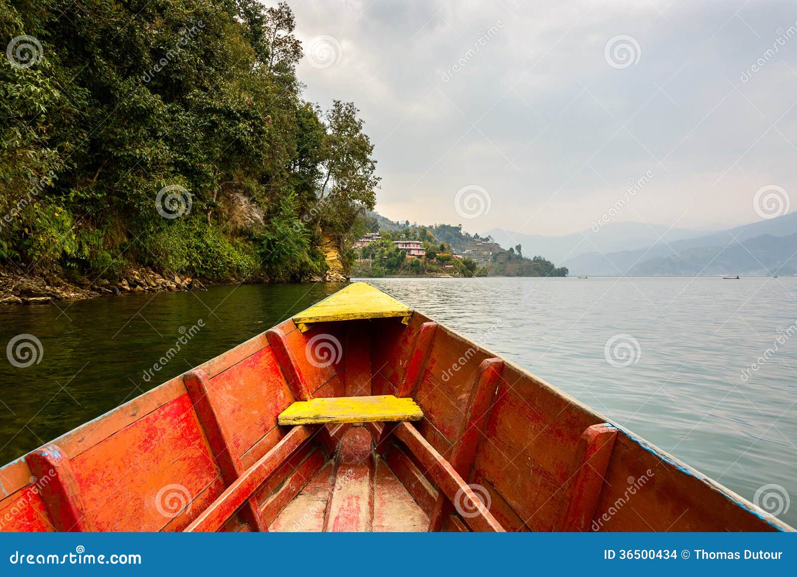 Barque Sur Le Lac Phewa Dans Pokhara Photo stock - Image du népal ...