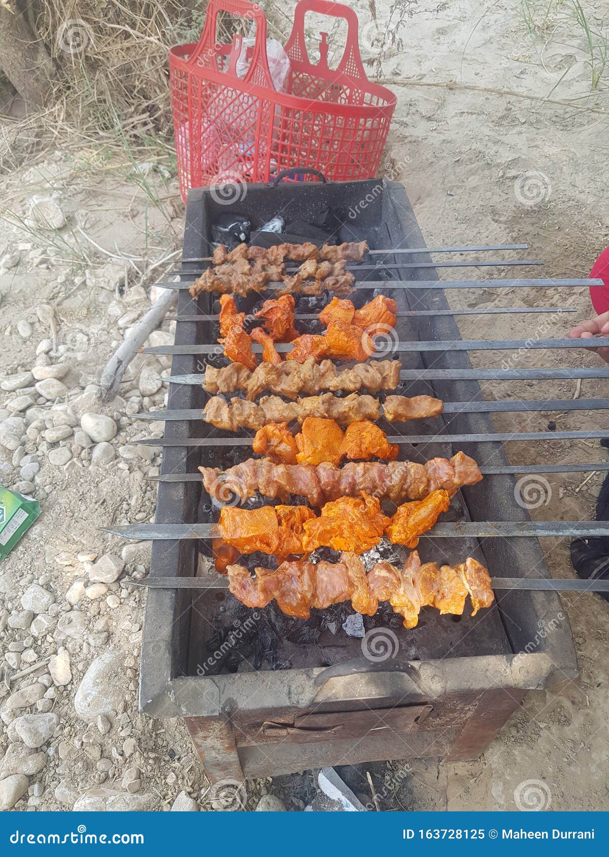 Barra B Que De Frango E Carne De Bovino Imagem de Stock - Imagem de ...