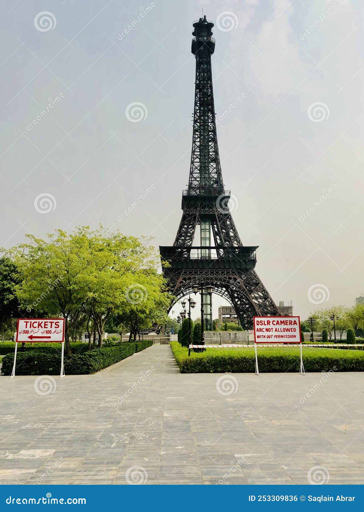 Barra de torre de eiffel foto editorial. Imagem de eiffel - 253309836