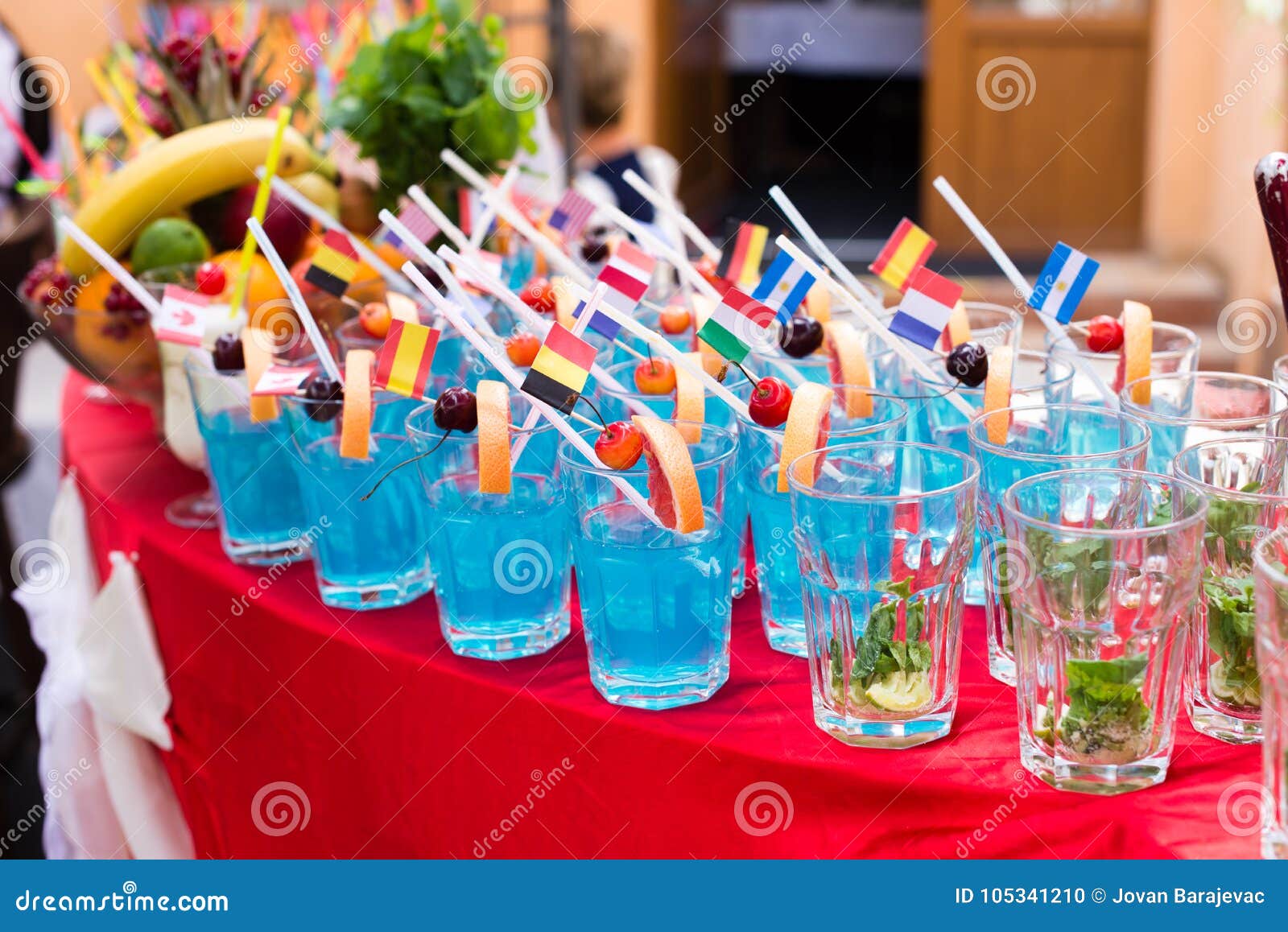 Barra Do Cocktail Com As Bandeiras Nos Cocktail Foto de Stock - Imagem ...