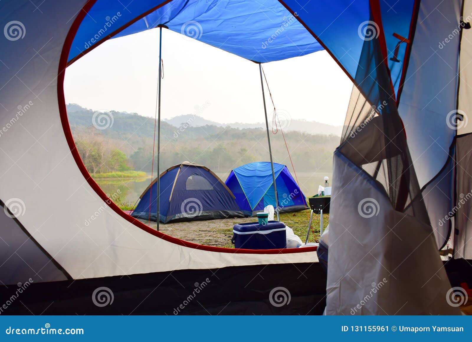 Barraca De Acampamento Na Grama Verde Em Torno Do Beira-rio Imagem de ... Barraca De Acampamento Na Grama Verde Em Torno Do Beira-rio Imagem de ...