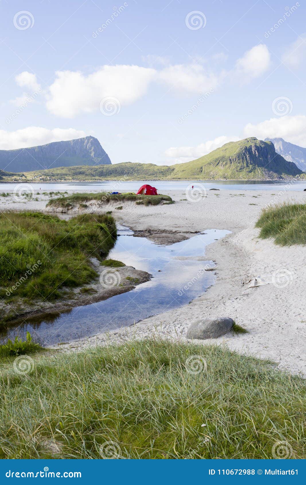 Barraca na praia foto de stock. Imagem de vermelho, destinos - 110672988