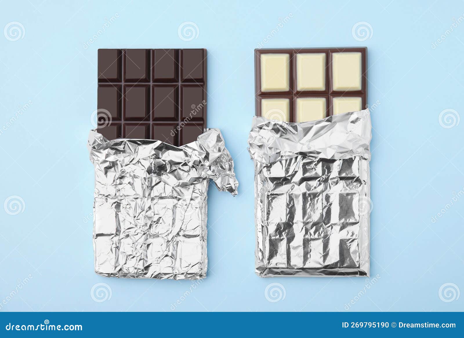 Barras De Chocolate Saborosas De Fundo Azul Claro E Plano Foto de Stock ...