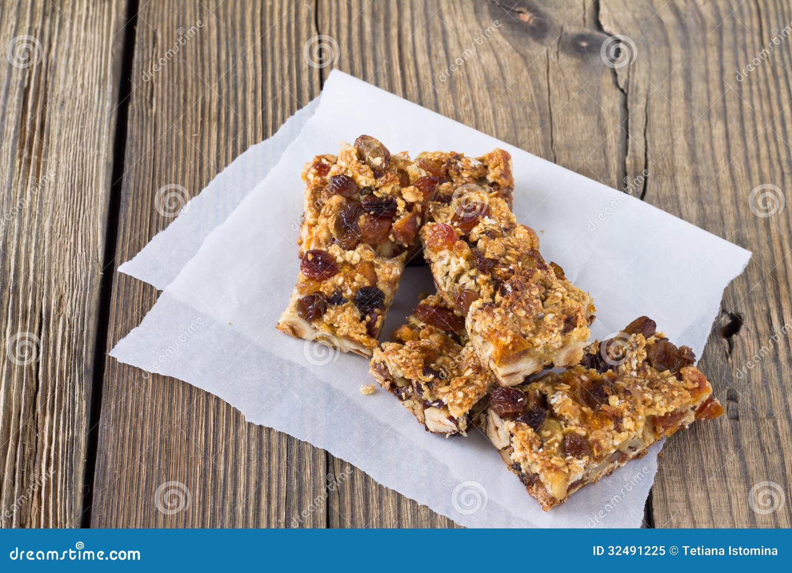 Barras De Granola Con Las Nueces Y Las Frutas Secadas Imagen de archivo ...