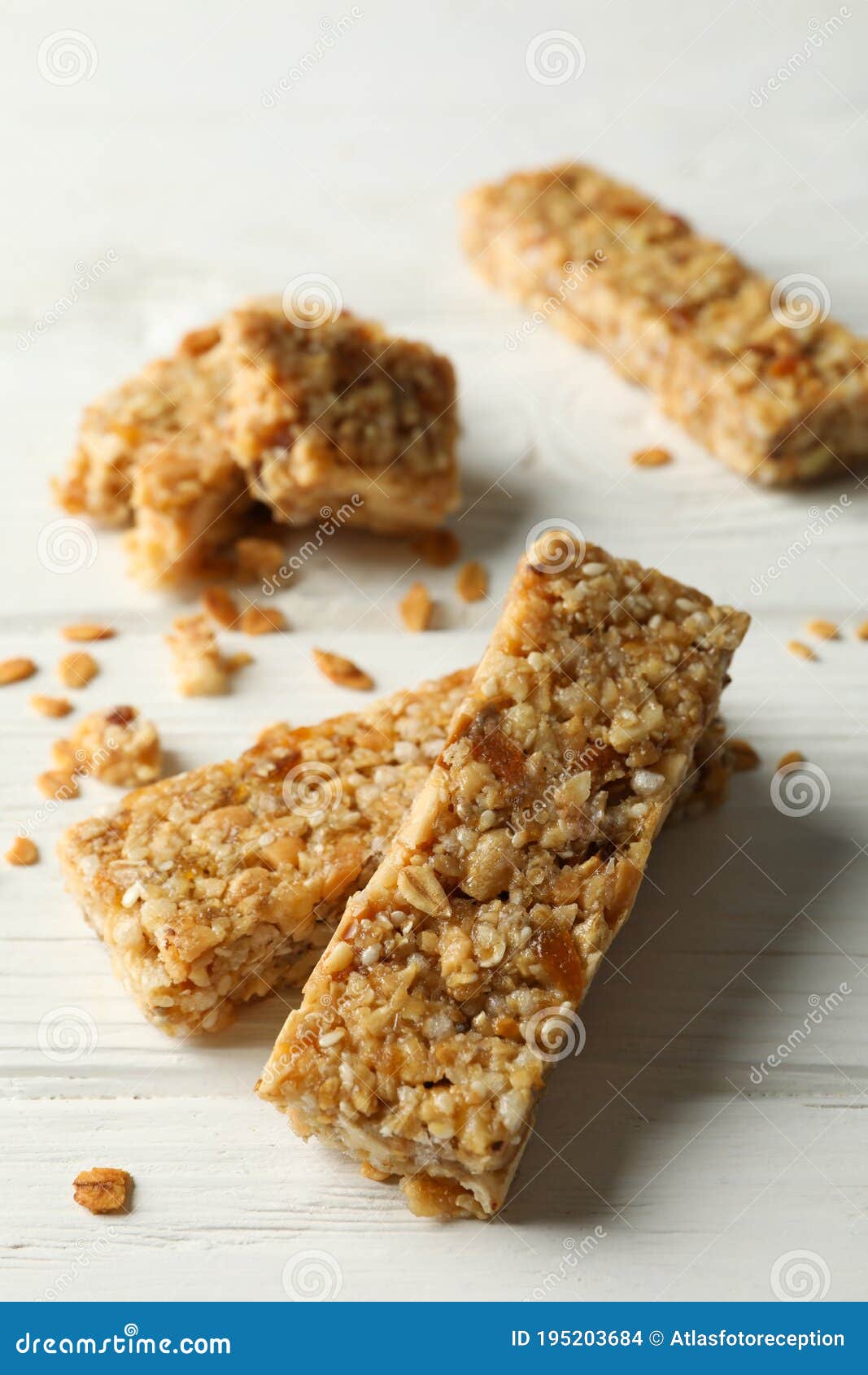 Barras De Granola Saborosas Sobre Fundo Branco De Madeira Foto de Stock ...