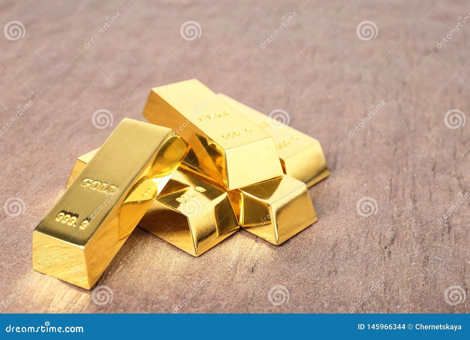 Barras De Oro Brillantes En La Tabla Foto de archivo - Imagen de ...