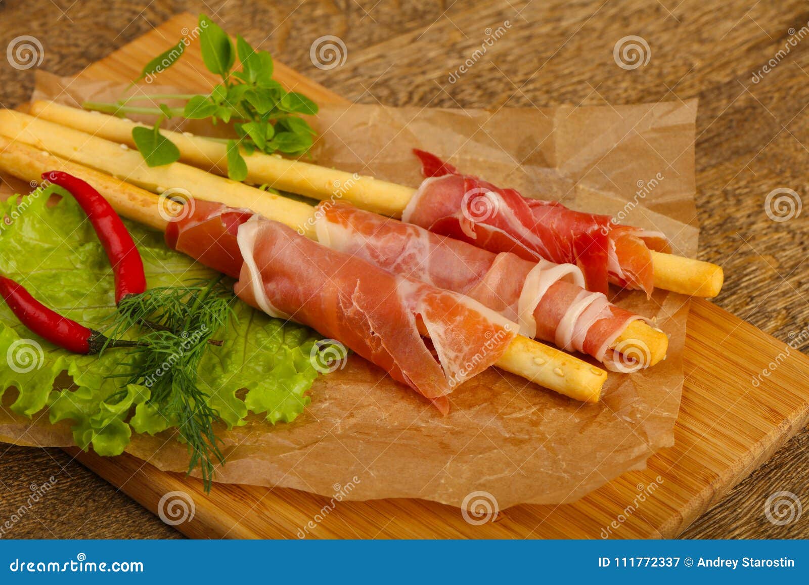 Barras de pan con serrano imagen de archivo. Imagen de partido - 111772337