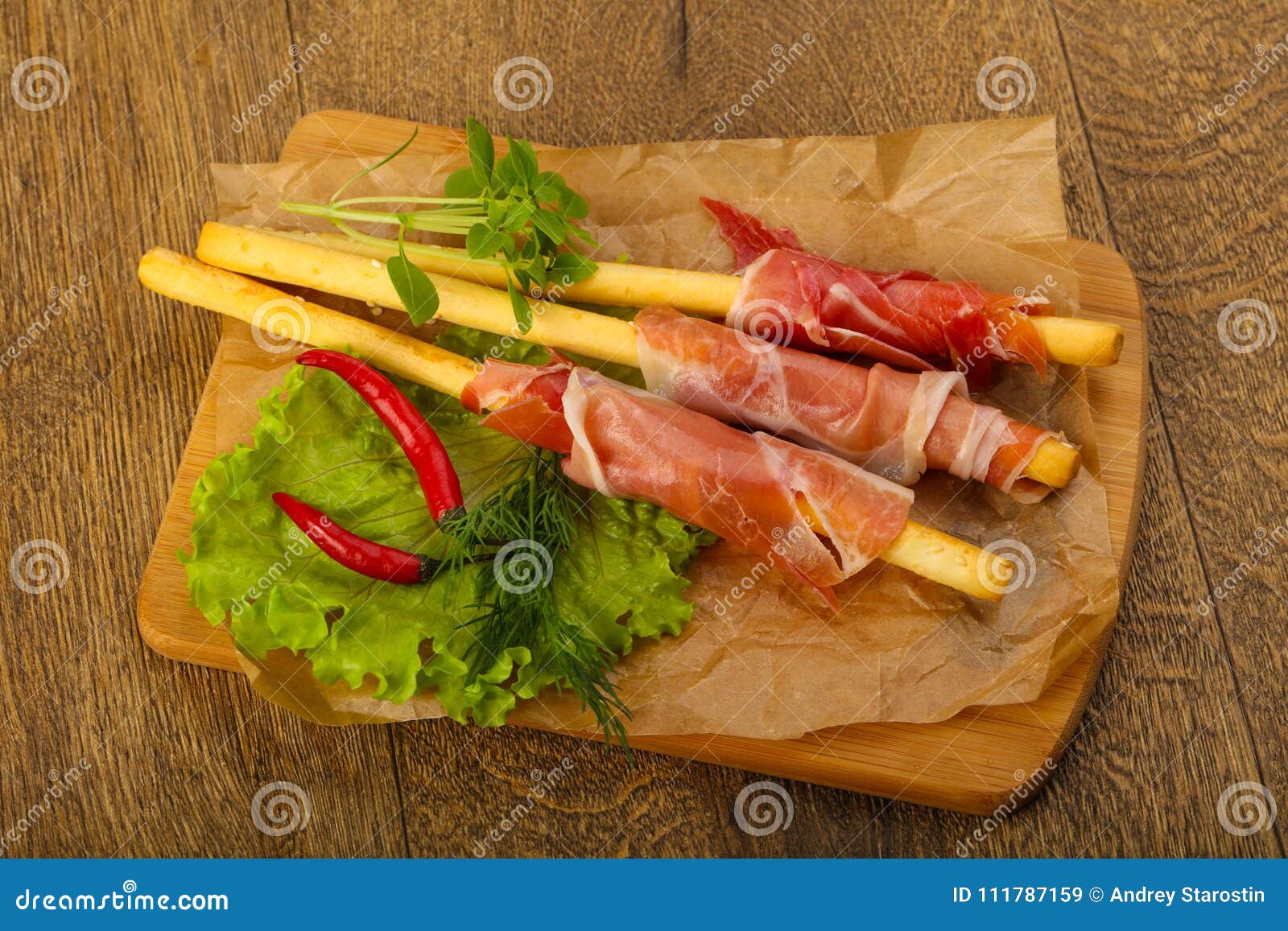 Barras de pan con serrano imagen de archivo. Imagen de blanco - 111787159