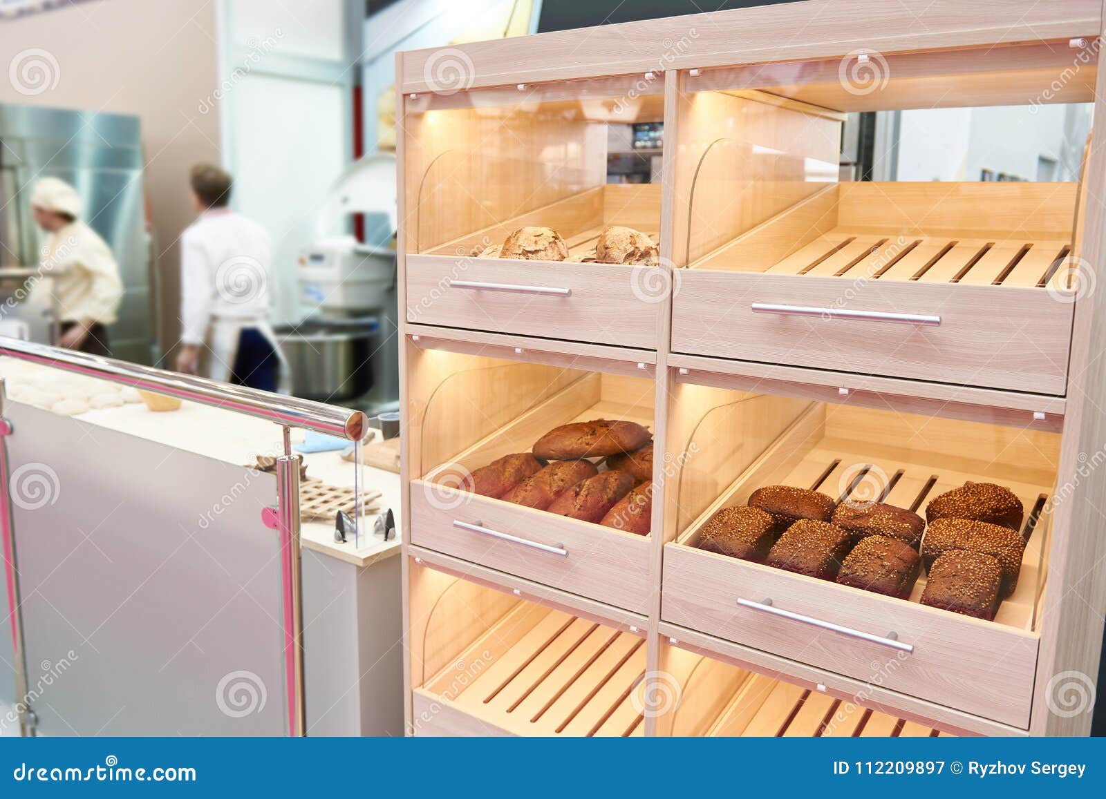 Barras De Pan En Estante En Panadería Imagen de archivo - Imagen de ...
